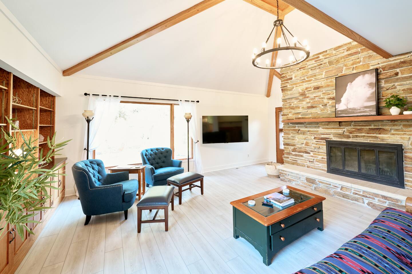Spacious Retreat Fenced Yard & Patio Walk Downtown - Sheridan, WY
