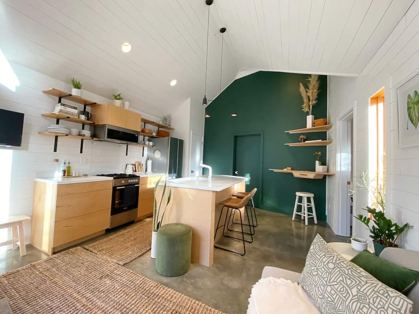 Chic Tiny House With Soaking Tub - Cozy Urban Retreat - Portland, OR