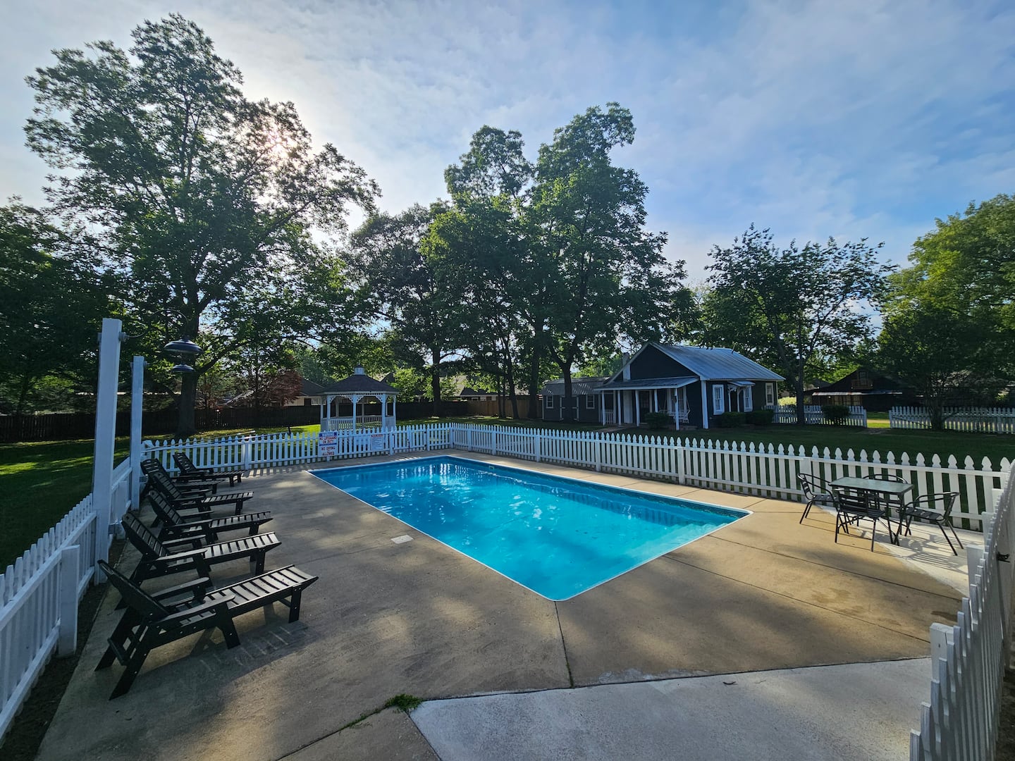 Charming Cottage With Pool - Cozy Vintage Retreat - Millbrook, AL