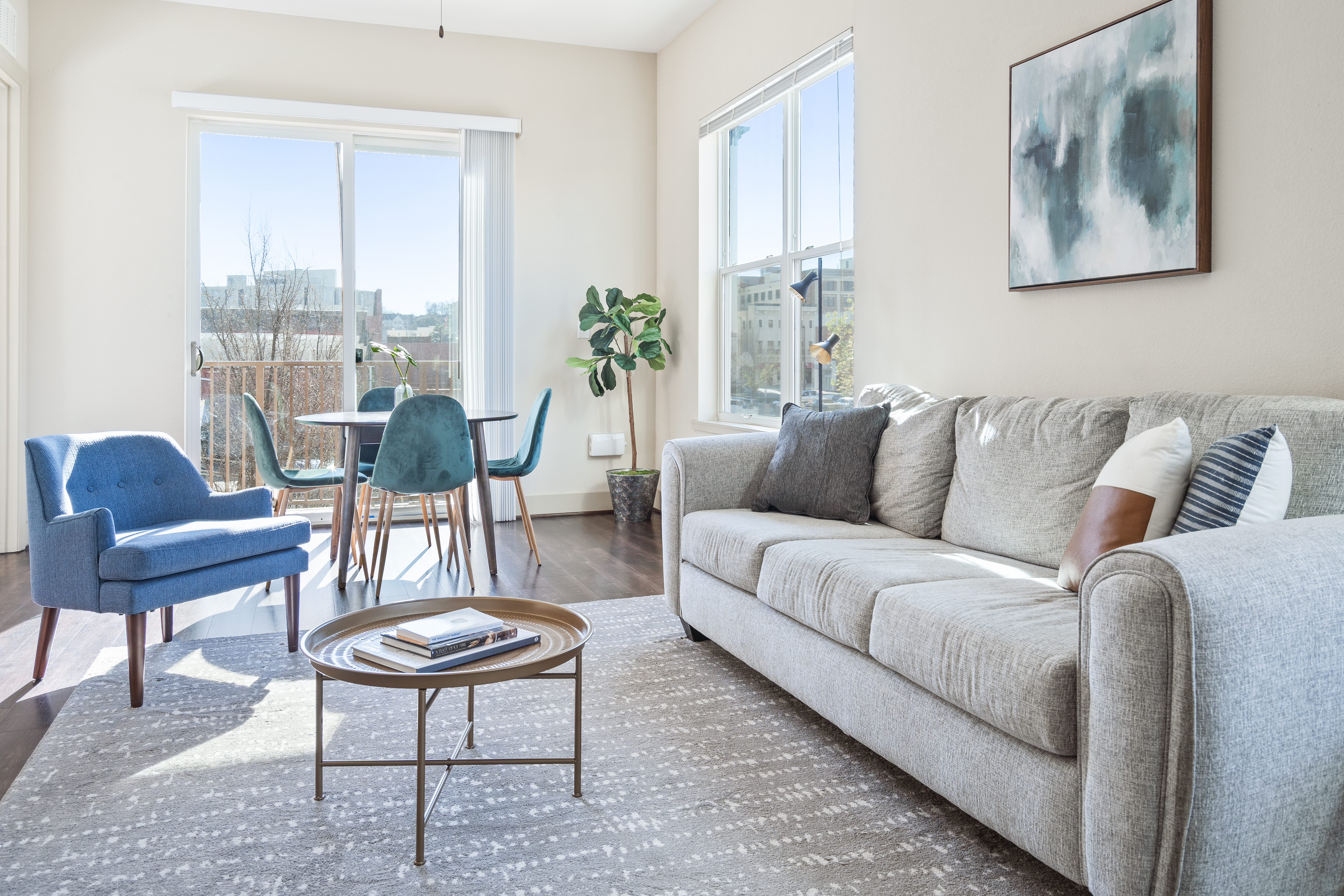 Walk Downtown • Balcony • Wi-fi • Free Parking - Montgomery, AL