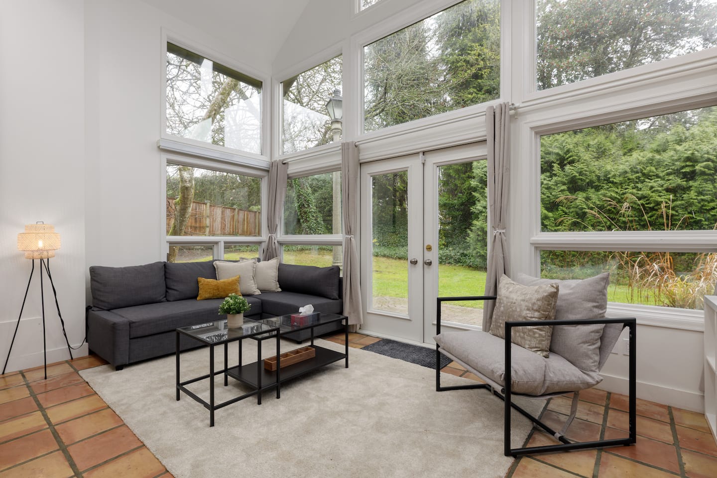 Cinematic Hideaway Admist Lush Greenery - Canada