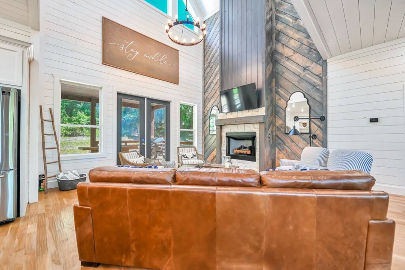 INSPIRATION LODGE - Charming Luxury Farmhouse W/ Pond Views- Sleeps 20 ...