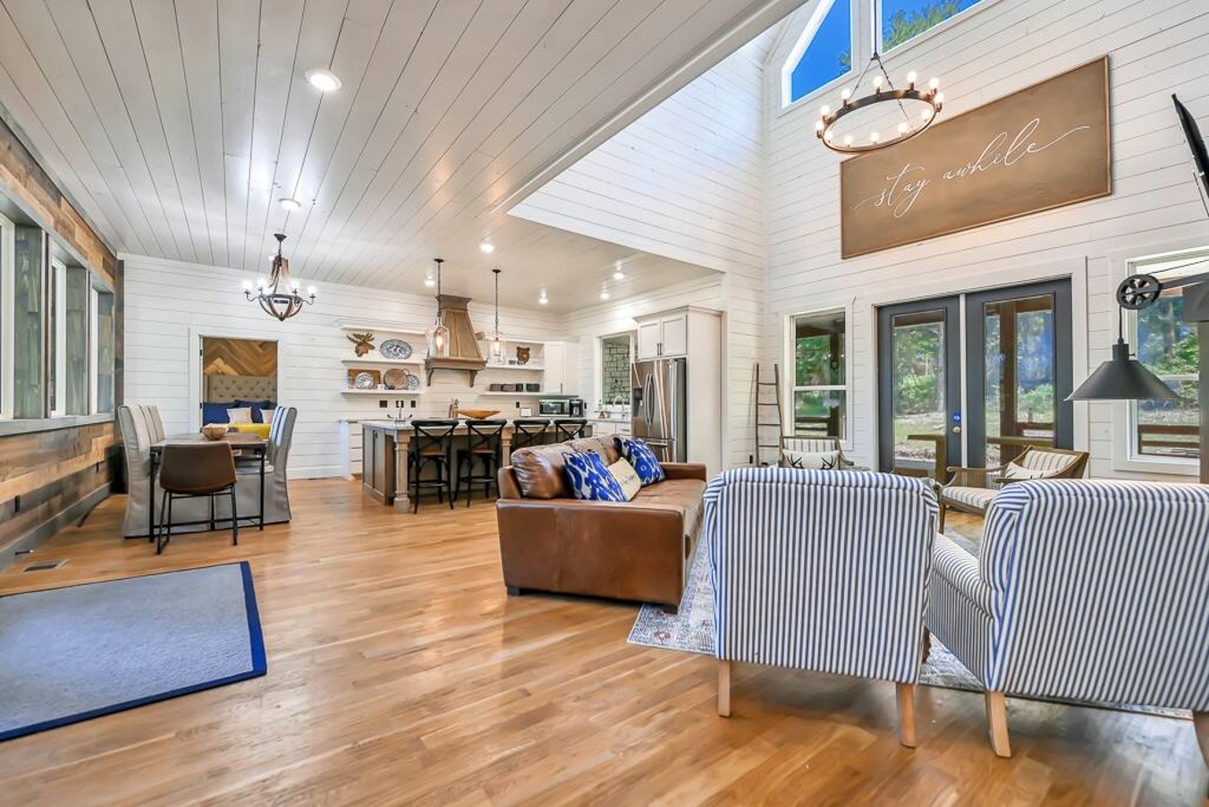 INSPIRATION LODGE - Charming Luxury Farmhouse W/ Pond Views- Sleeps 20 ...