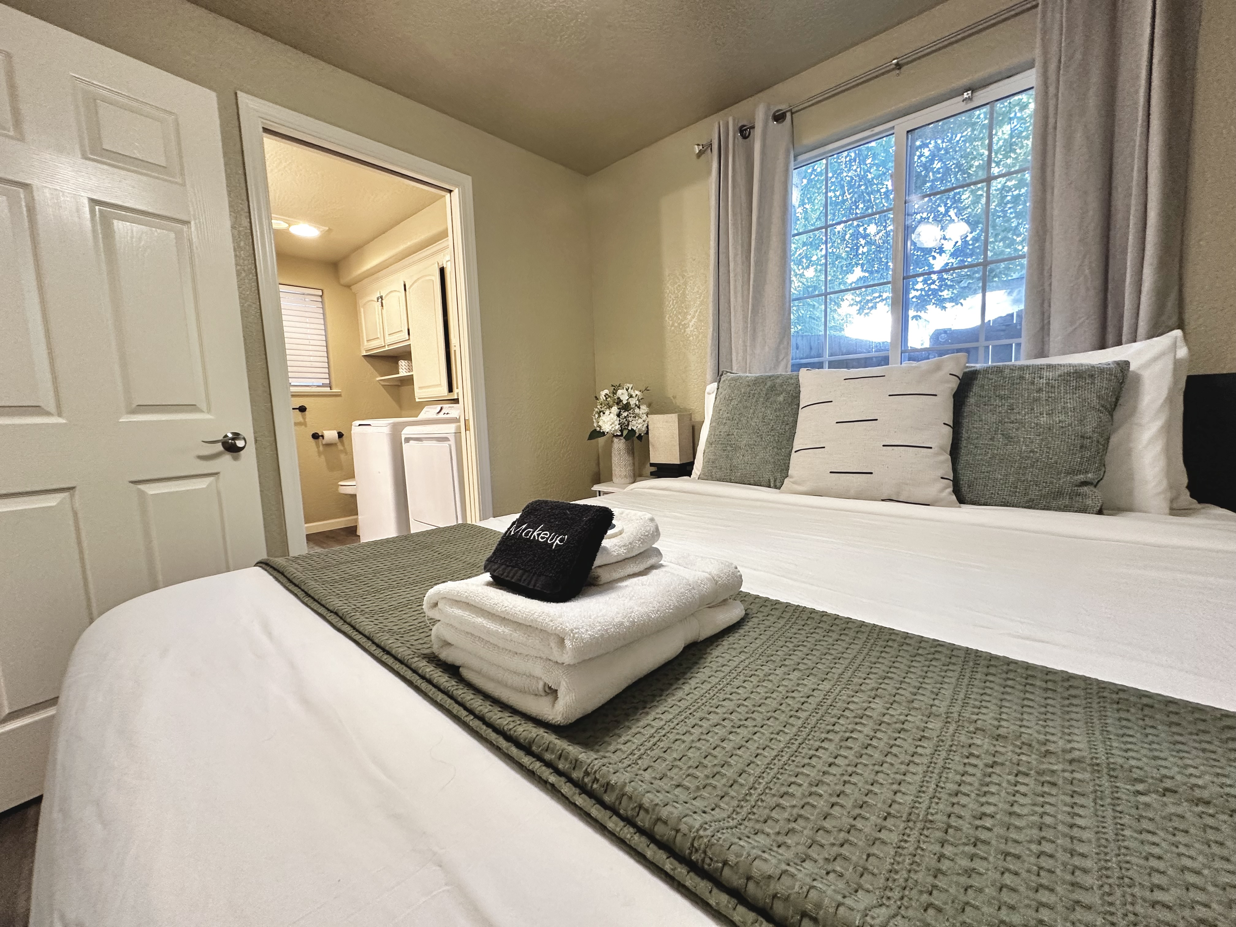 Charming Retreat With Kitchen And Washer Dryer - Cozy Oasis In Downtown - Medford, OR