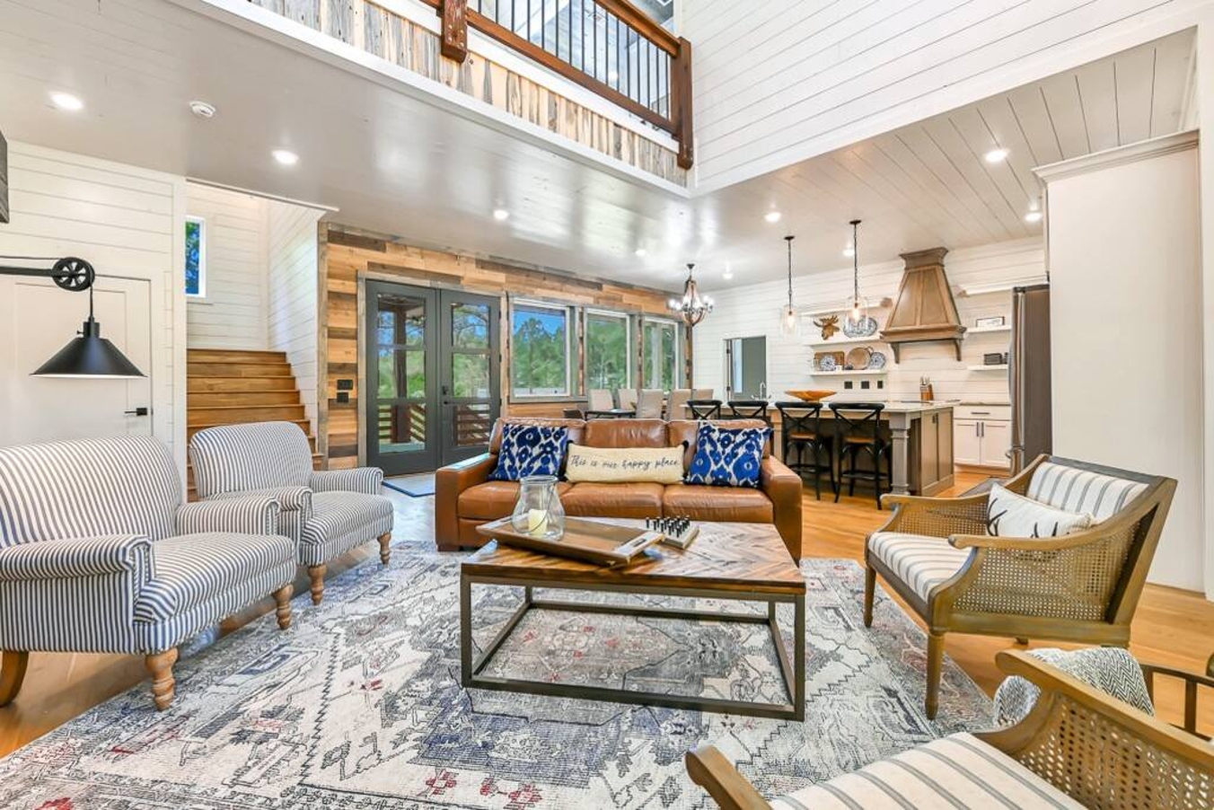 INSPIRATION LODGE - Charming Luxury Farmhouse W/ Pond Views- Sleeps 20 ...