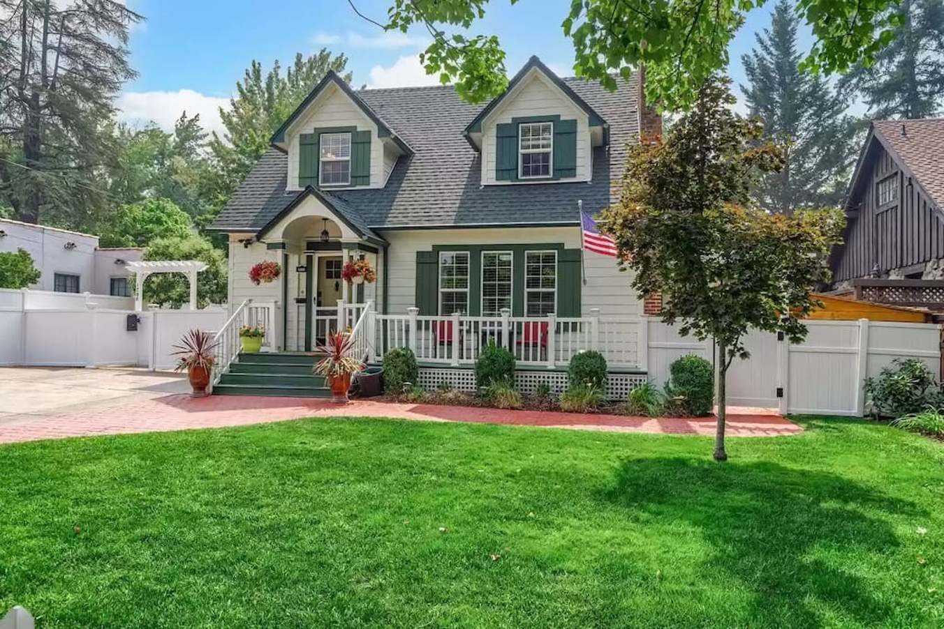 Elegant Kitchen And Spacious Yard - Charming Historic Retreat - Medford, OR