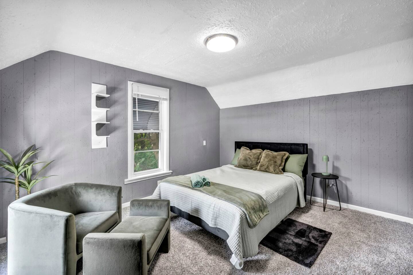 Nightly Nickel Nest (2br,1ba) Near Highland Square - Akron, OH