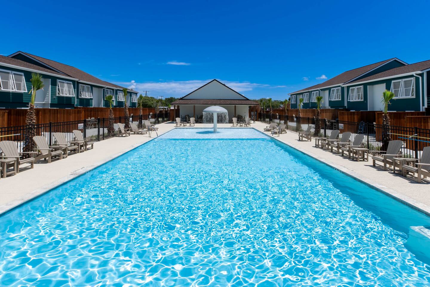 Coastal Decor And Community Pool - Charming Escape - Rockport, TX
