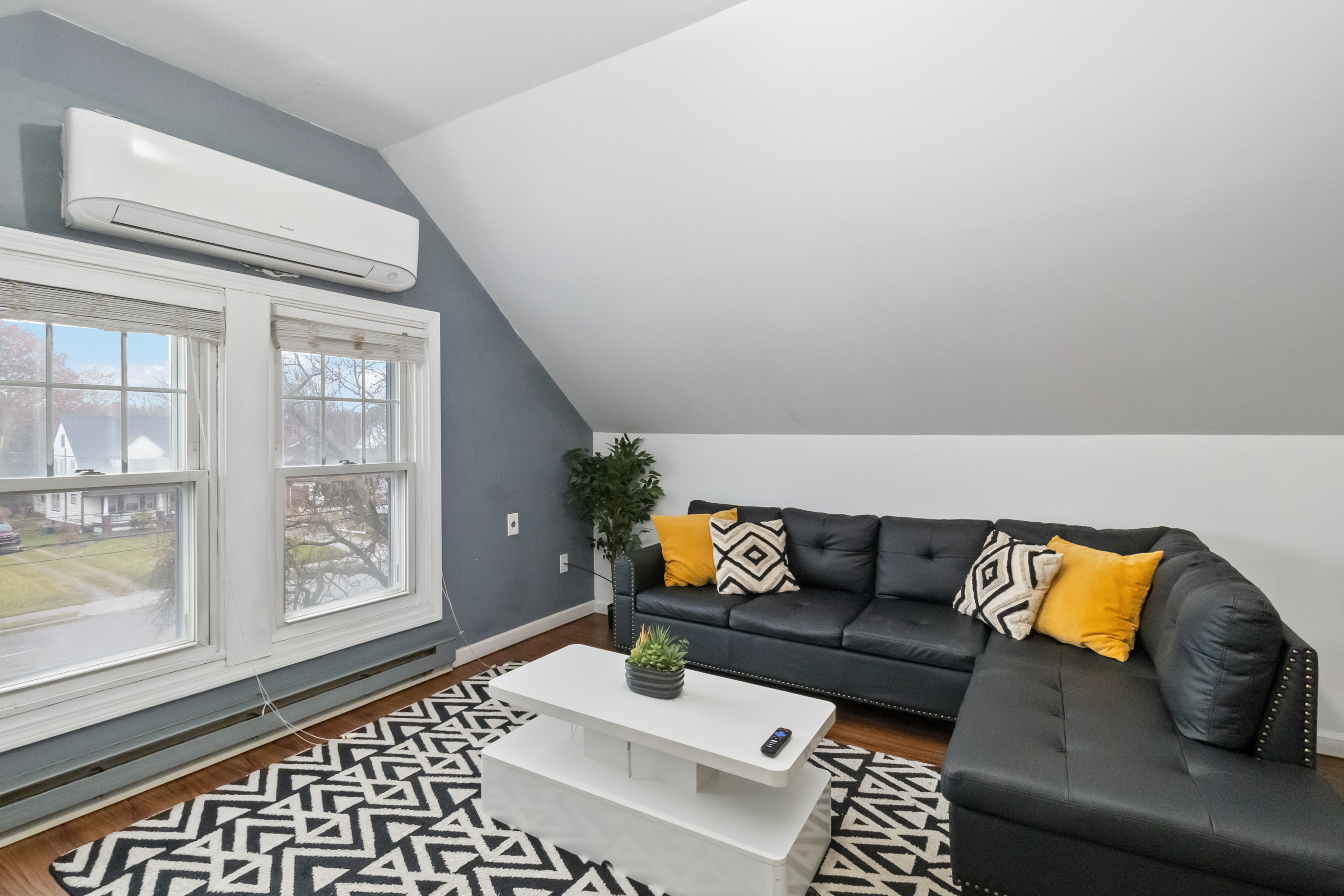 Topunit Floor Near Airport One Bedroom - Cleveland