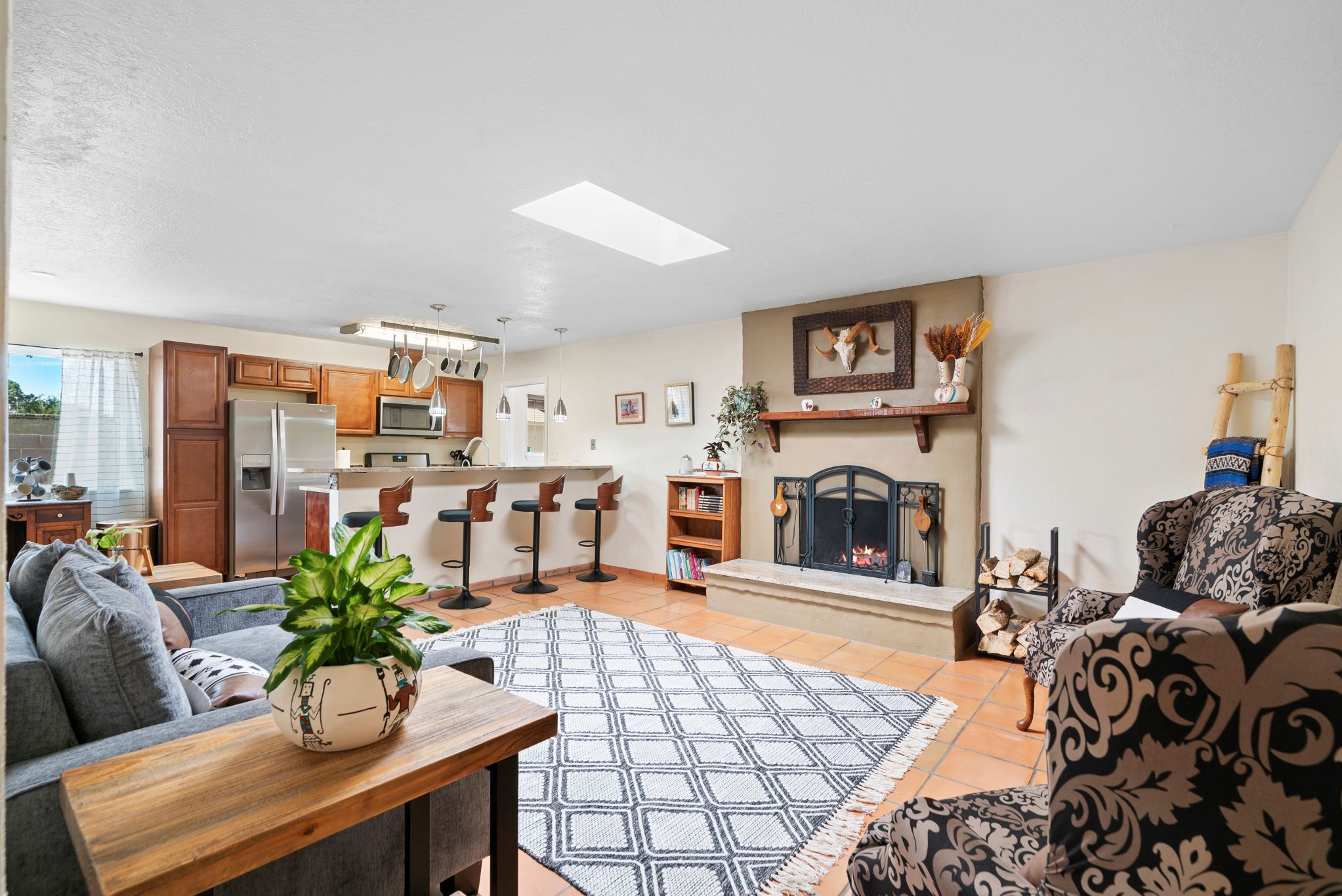 Cozy Living Space And Outdoor Deck - Charming Family Retreat - Albuquerque, NM