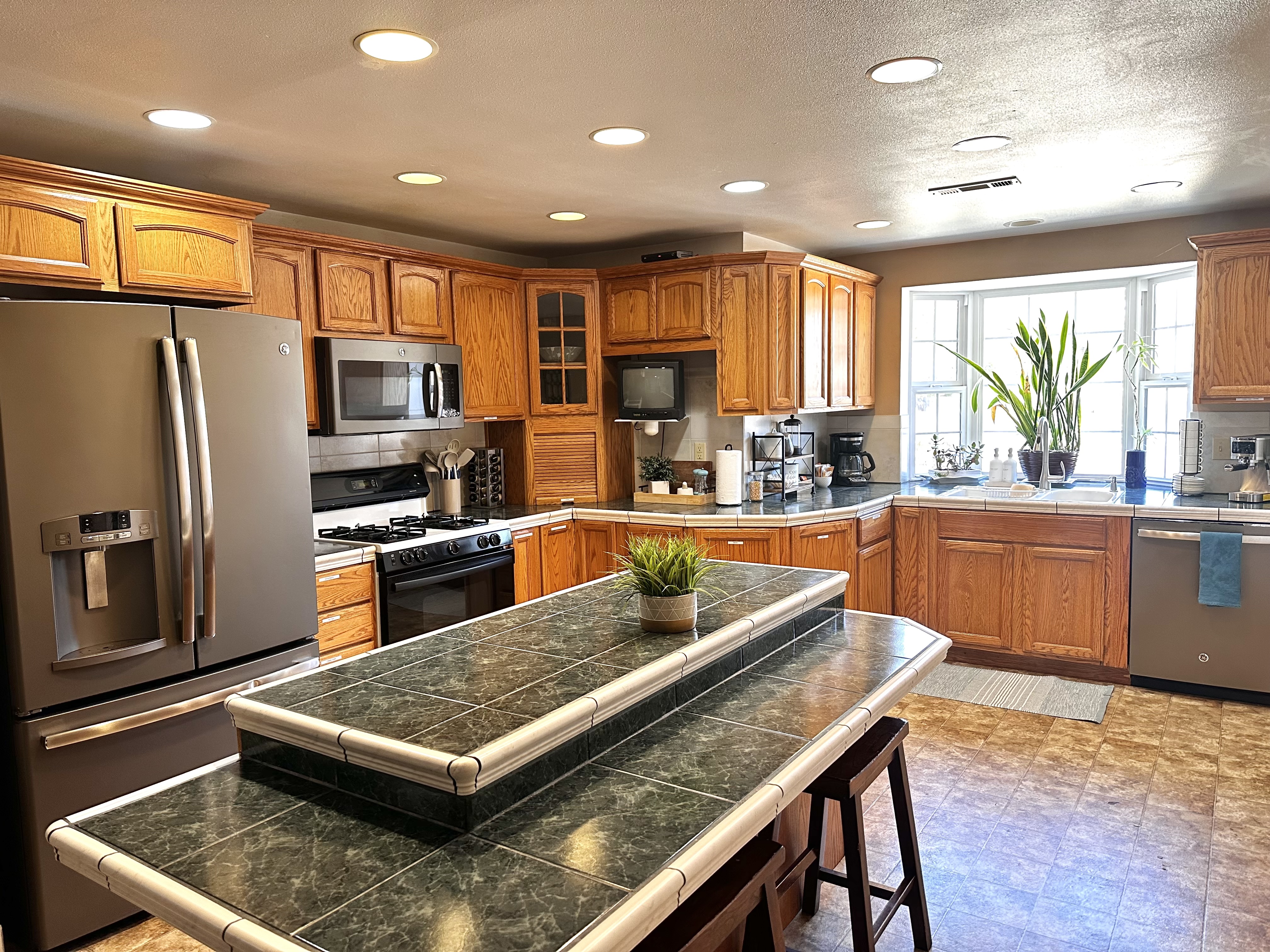 Large Kitchen! Fire Pit, 3 Tv's, Cul-de-sac - Medford