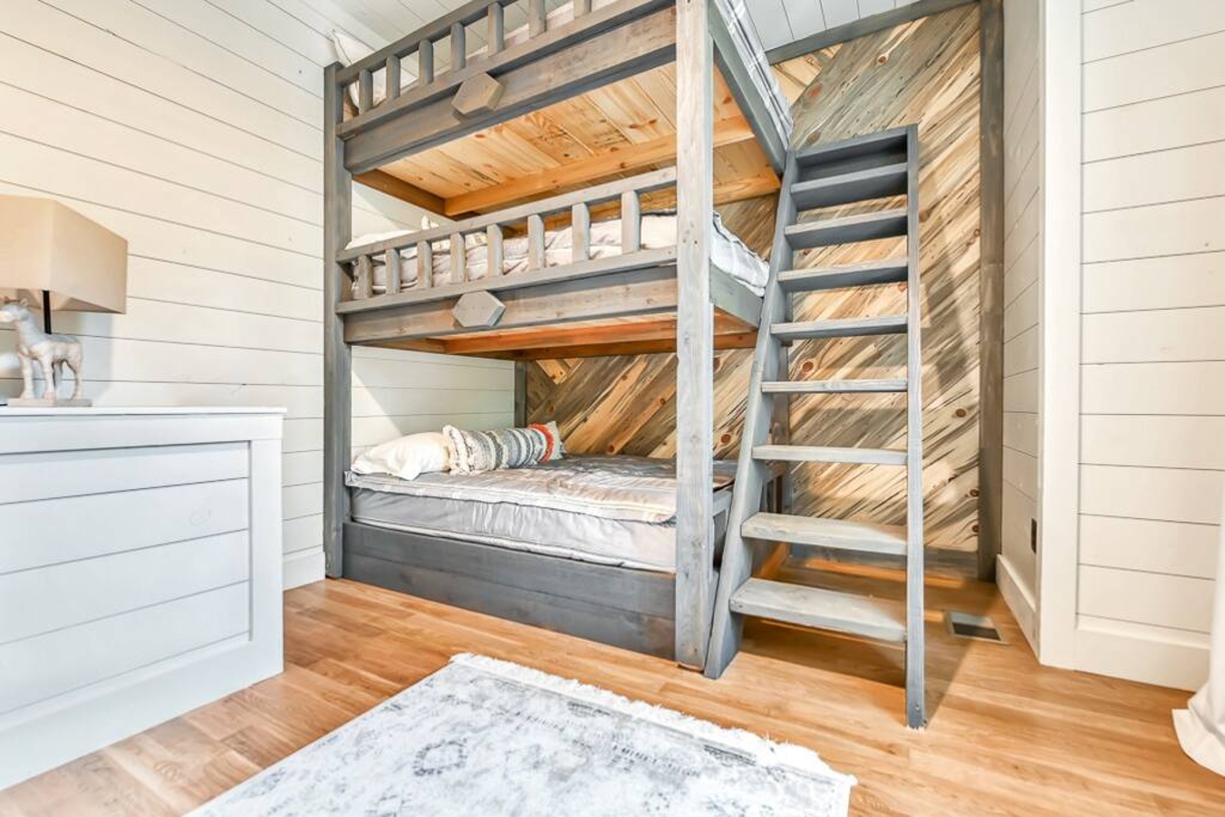 INSPIRATION LODGE - Charming Luxury Farmhouse W/ Pond Views- Sleeps 20 ...