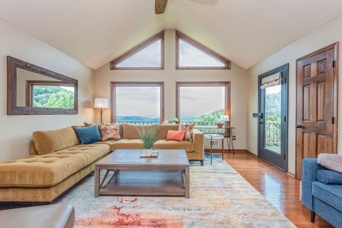 Vacation Rental | Blue Ridge Gateway 4BR Cabin with Mountain Views