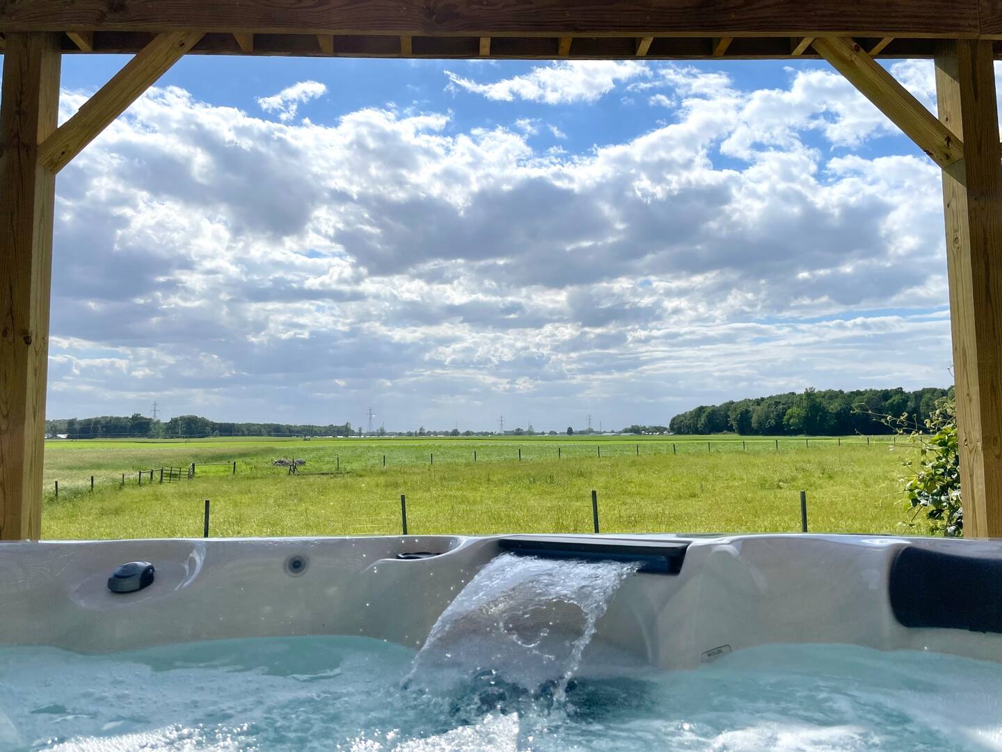 | Hot Tub | Amish Farm Country | Pergola | Deck | - Indiana